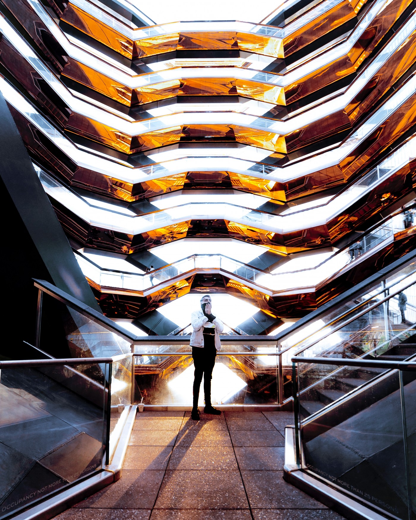 哈德逊广场楼梯上的男子-欧莱凯设计网