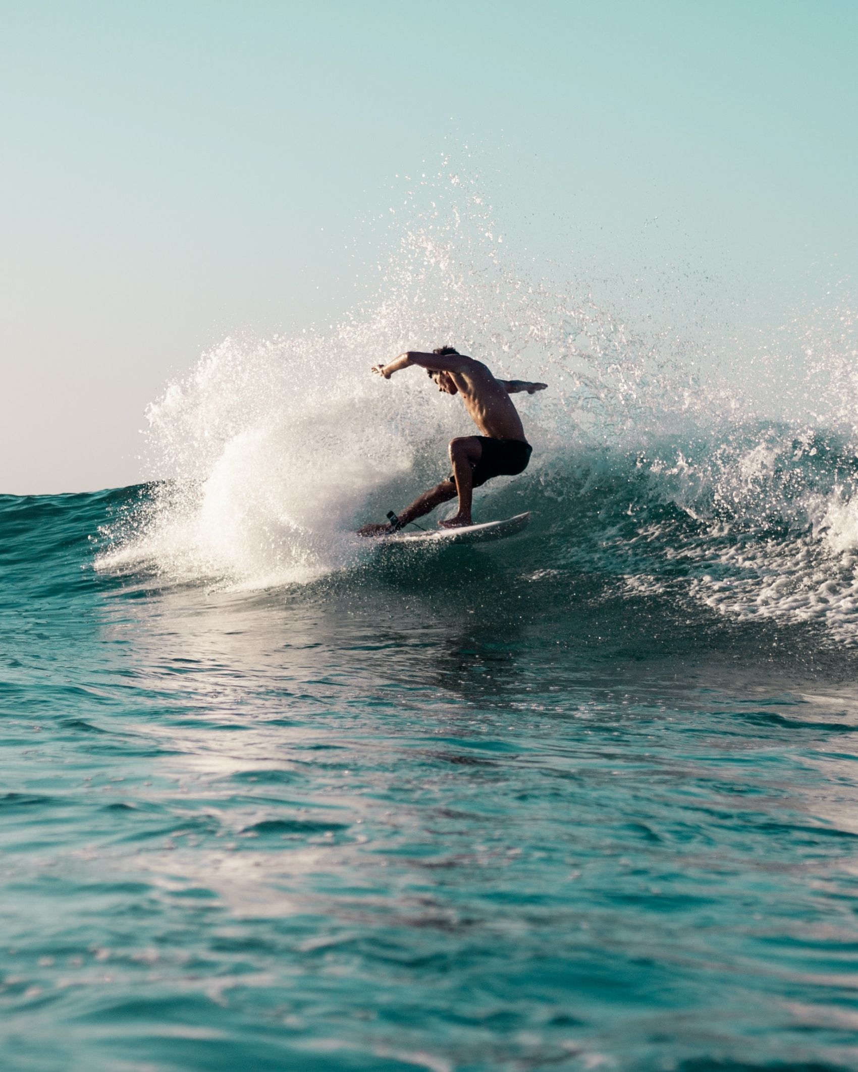 蓝色海域上极限冲浪的运动人