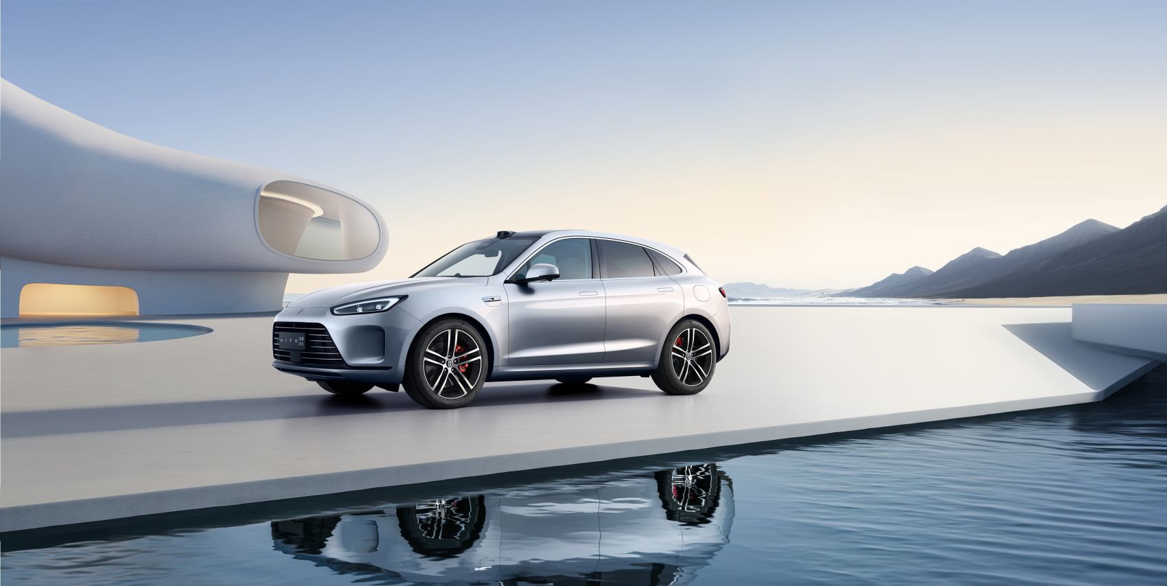 AITO M5-问界时尚银色SUV越野车摄影图