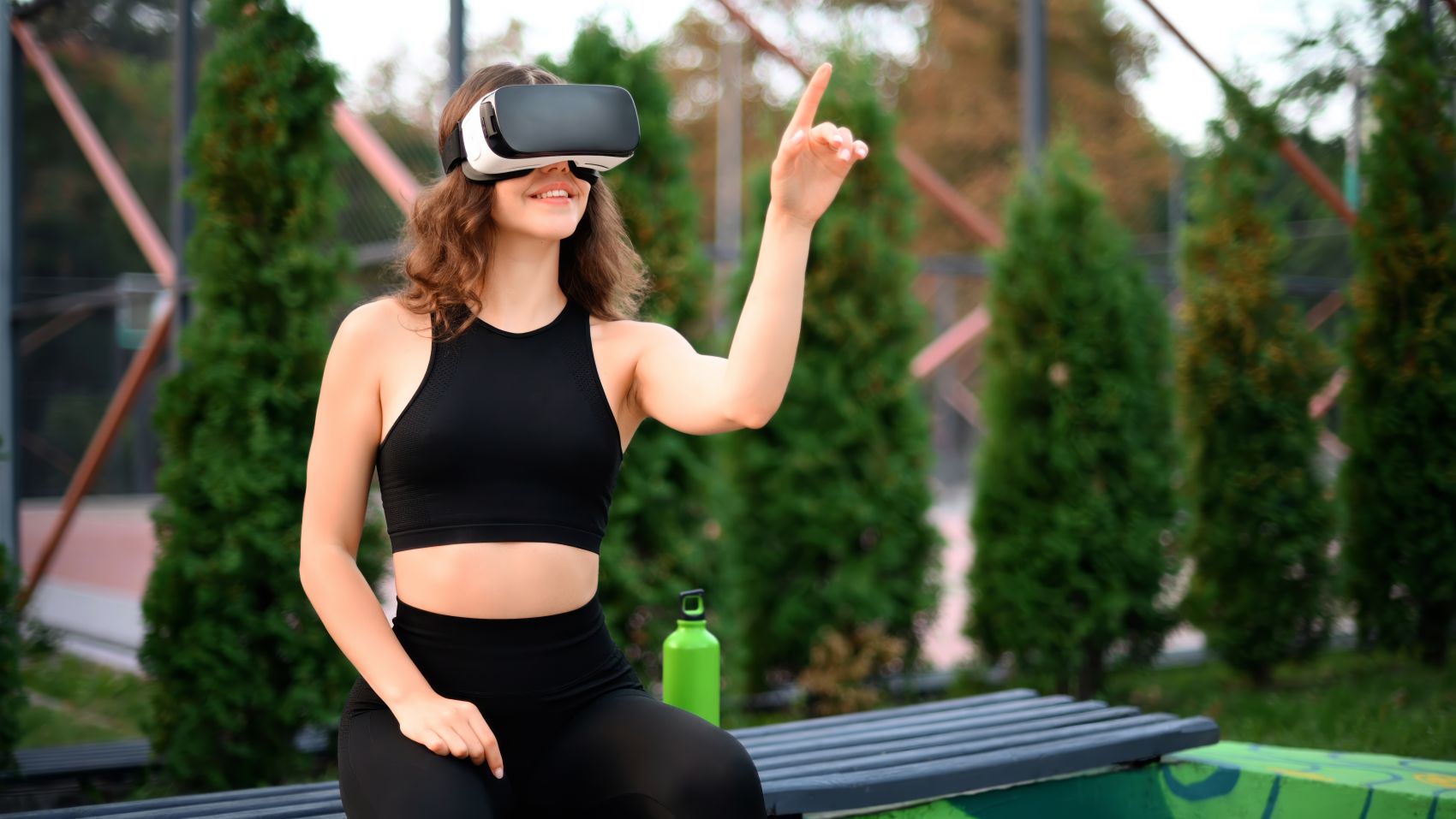 户外戴VR眼镜运动的女郎